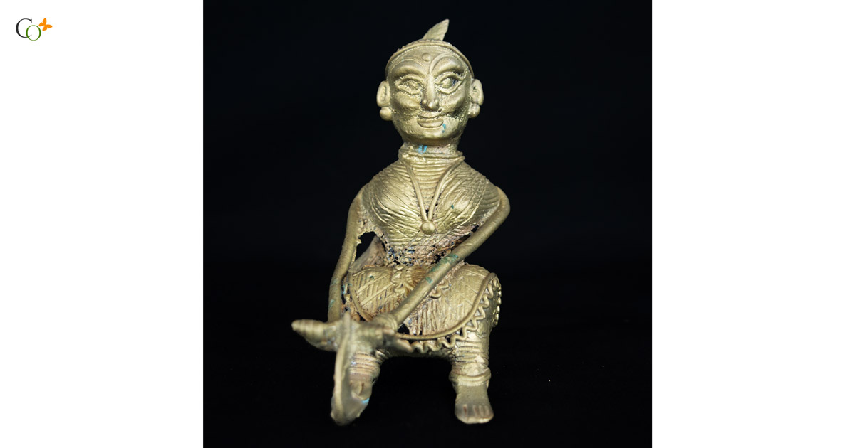 Dhokra Tribal Art Woman Cutting Fish with Paniki / Boti Statue 4 in